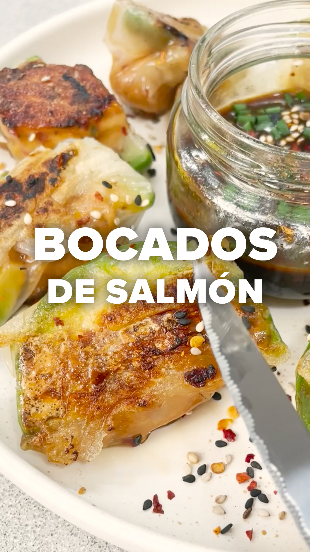 Bocados crujientes de salmón y aguacate