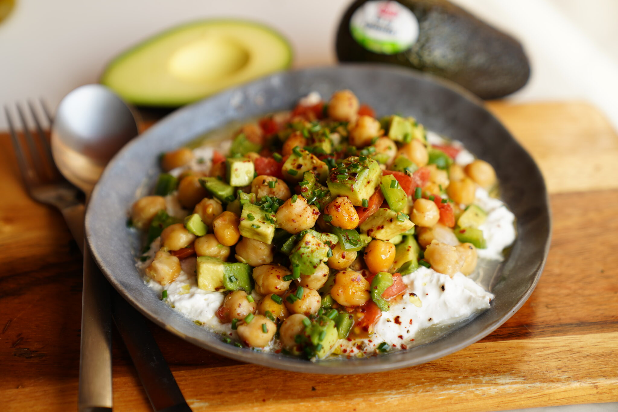 Ensalada de aguacate con garbanzos y burrata | Aguacate y Mango